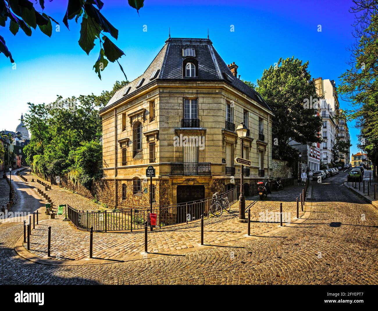 FRANCE. PARIS (75). MONTMARTRE DISTRICT. VIEW ON THE SACRE-COEUR ...