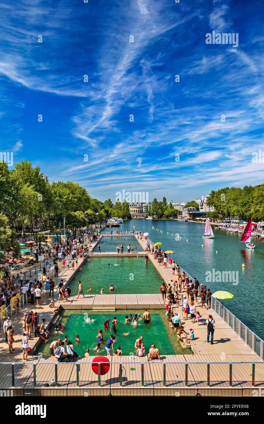 FRANCE. PARIS (75). SWIMMING POOL WITH 3 BATHS IN THE BASSIN DE LA ...