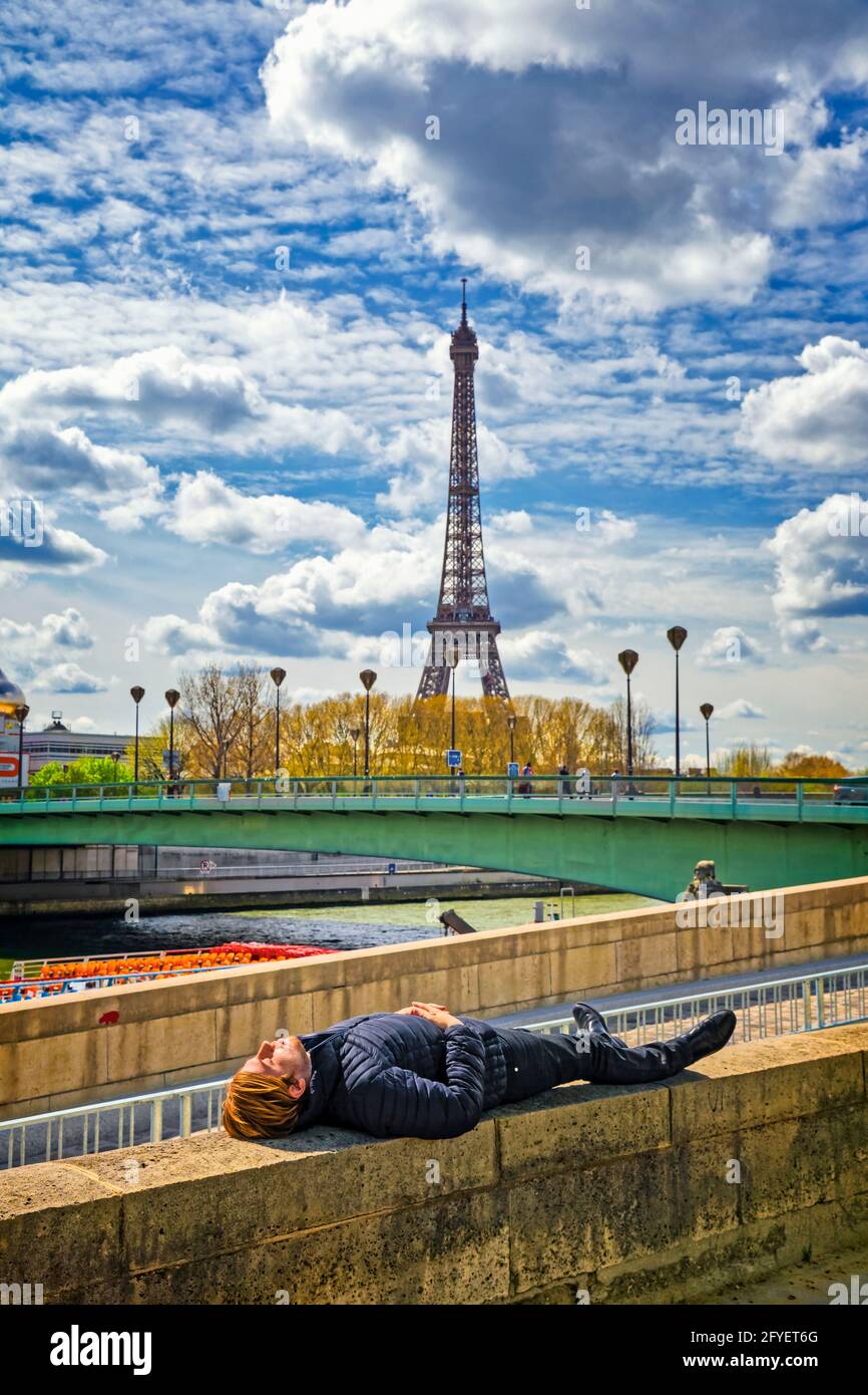 FRANCE. PARIS (75). SOMEONE SLEEPING IN FRONT OF THE ALMA BRIDGE AND ...