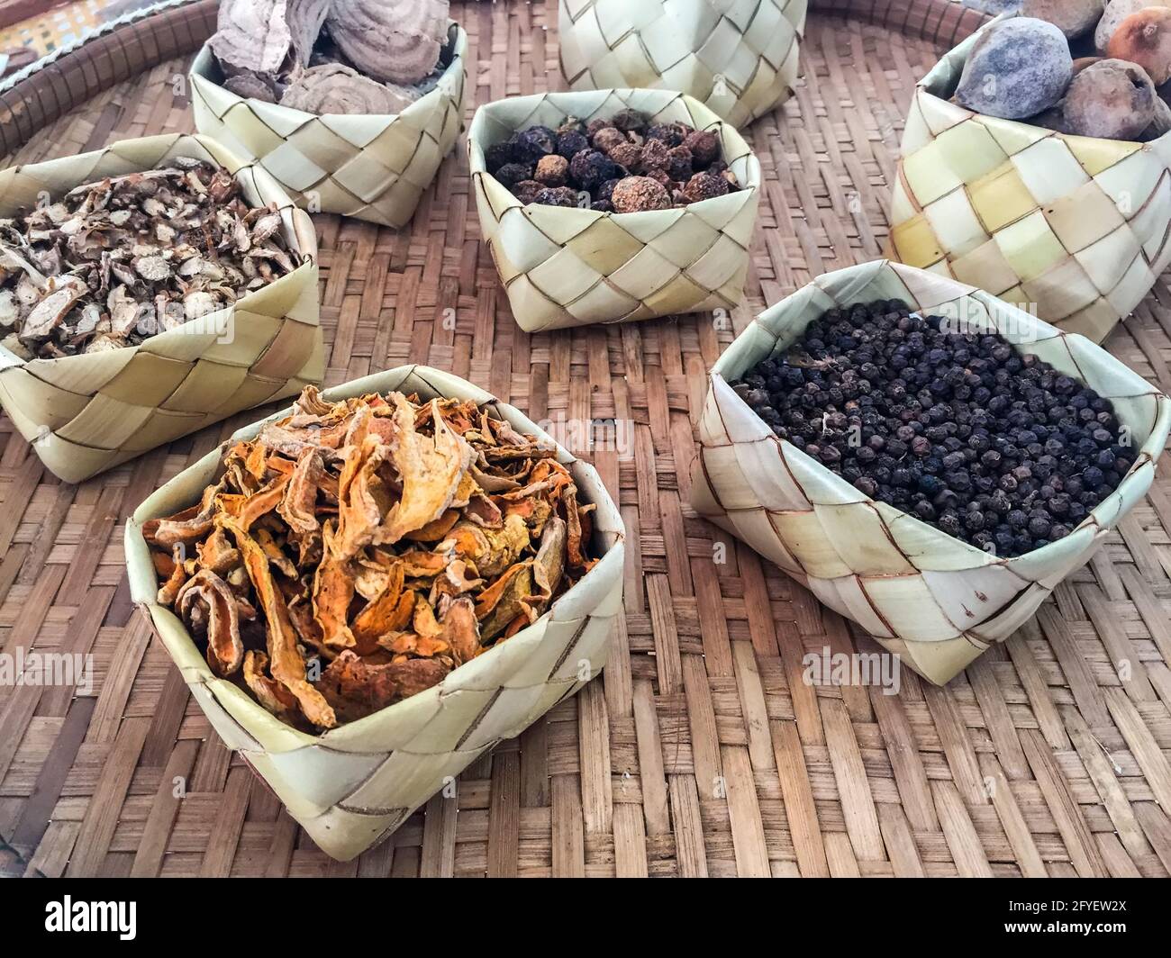 Aromatic spices in coconut weave and bamboo weave. (spices, herbs Stock ...