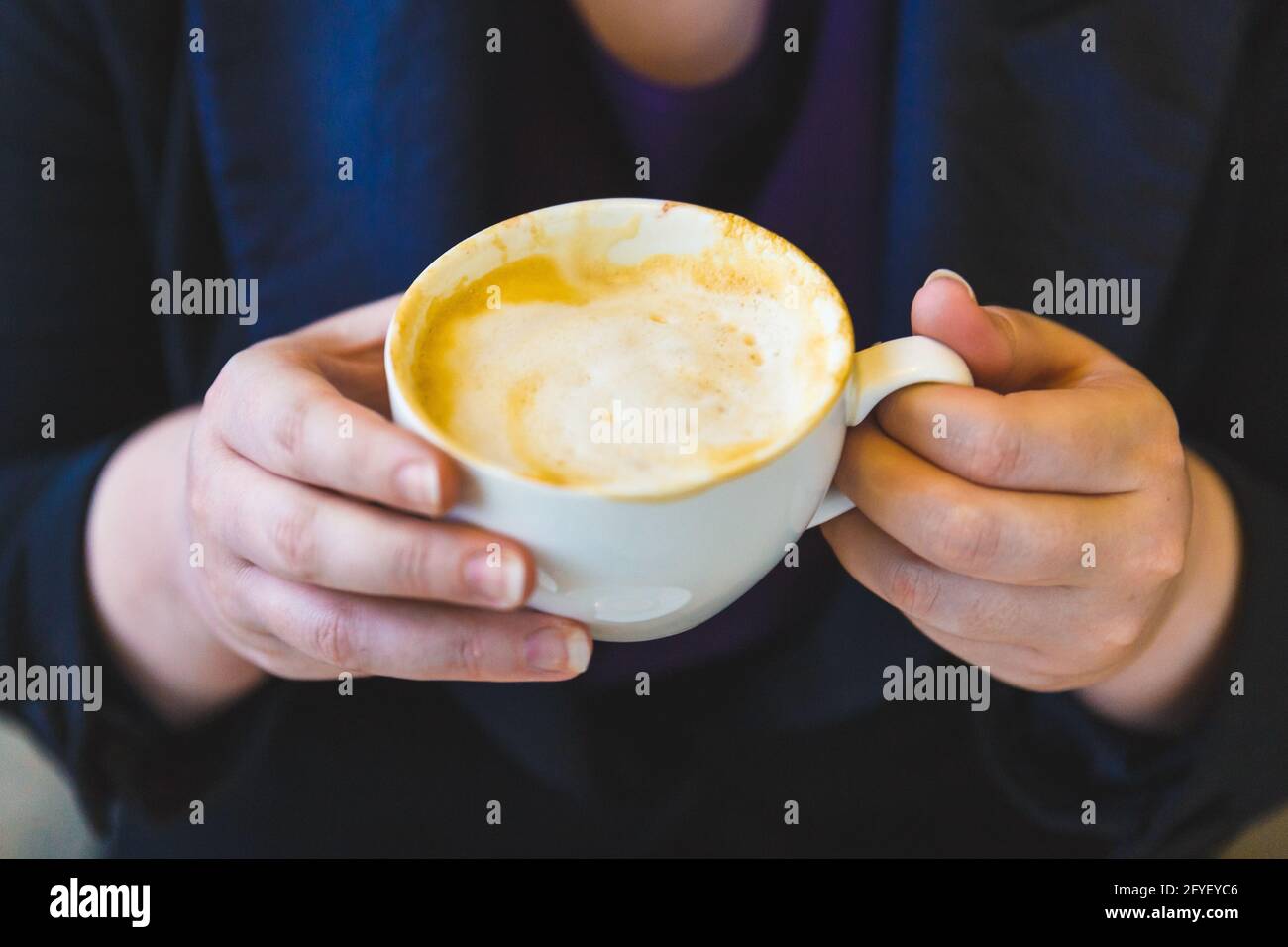 Hands close up cup coffee hi-res stock photography and images - Alamy