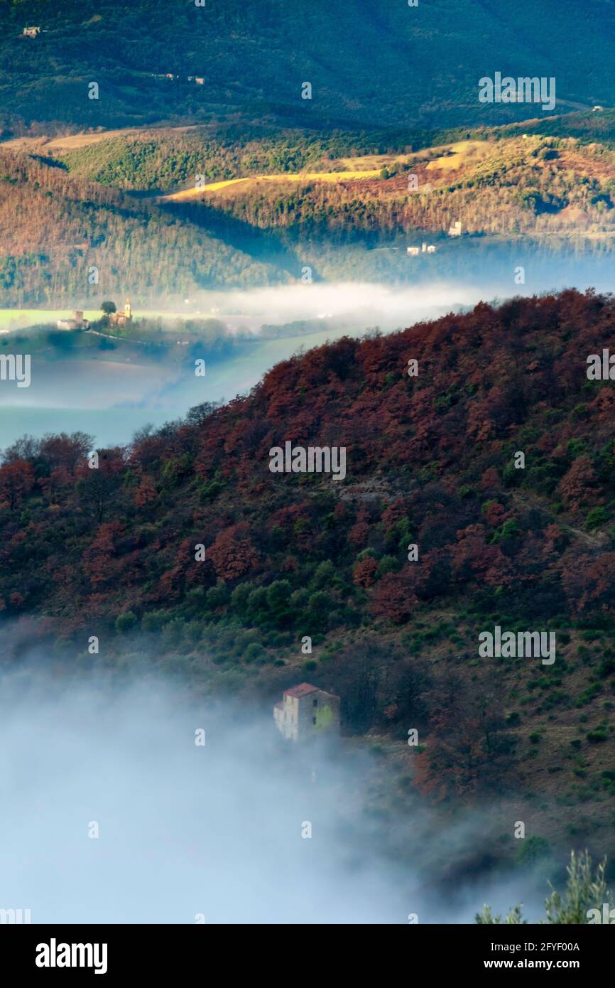 Landscape of valley in Umbria in autumn with sunrise and fog Stock ...