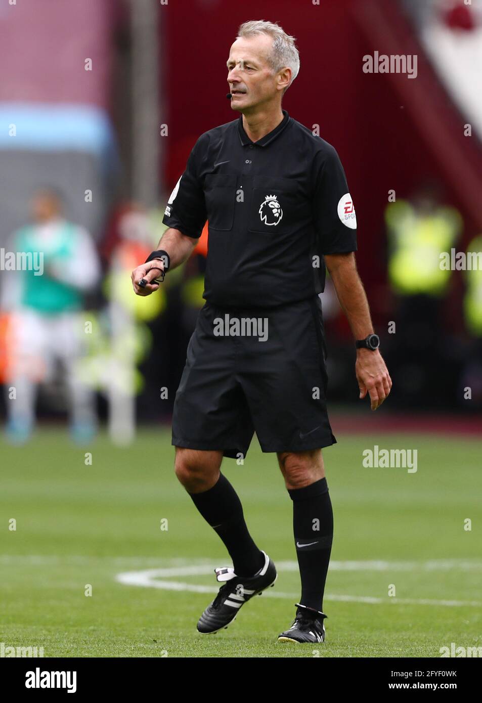 Martin atkinson referee hi-res stock photography and images - Alamy