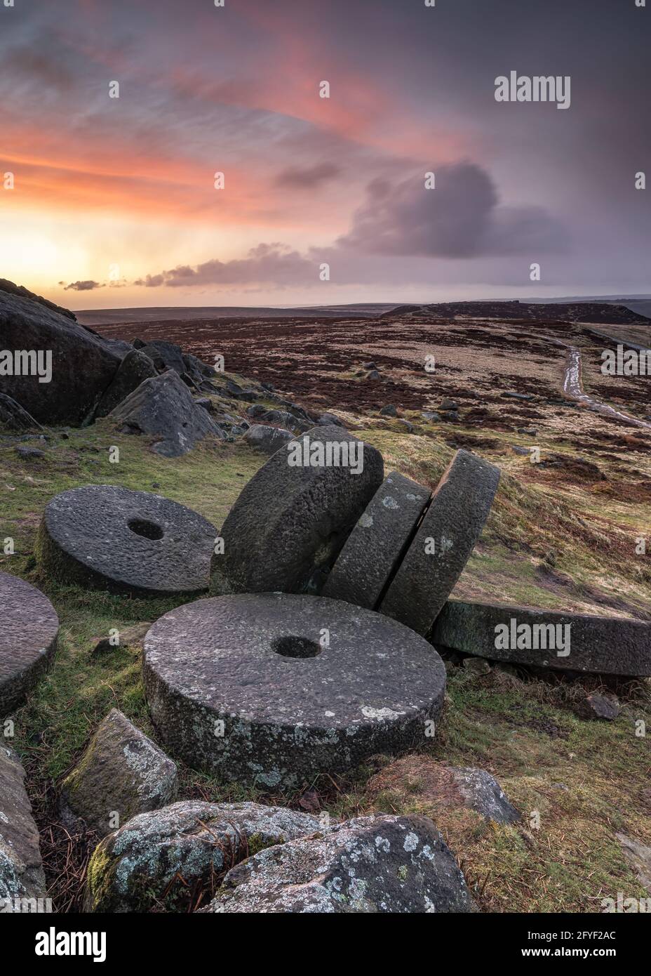 Stanage edge millstones hi-res stock photography and images - Alamy