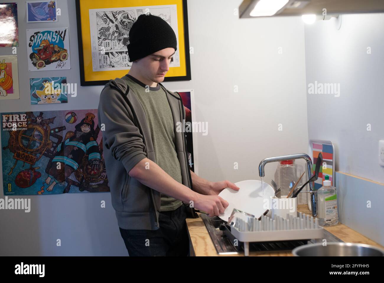 Doing the dishes hi-res stock photography and images - Alamy