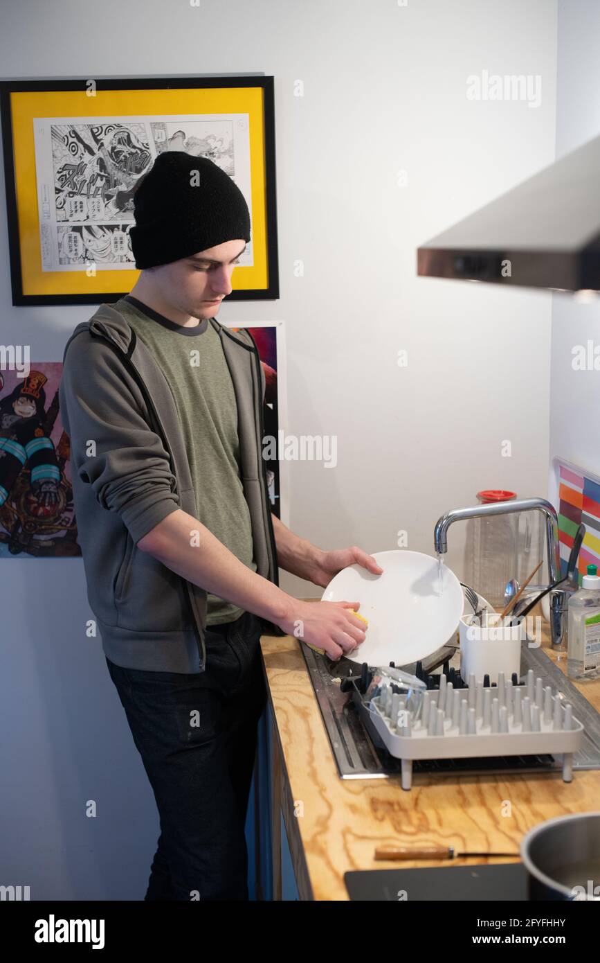 Doing the dishes hi-res stock photography and images - Alamy