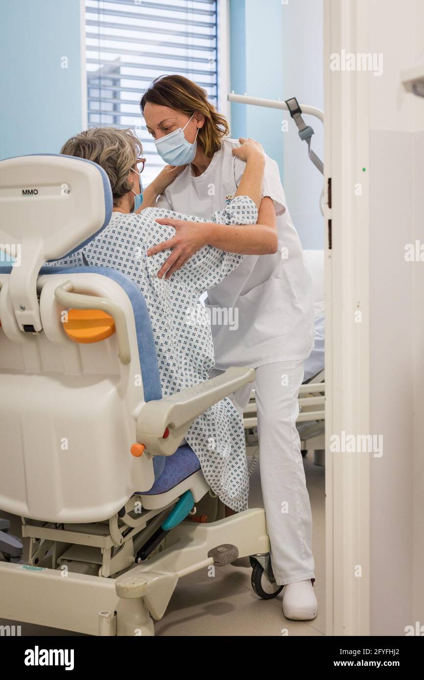 Nurse with an hospitalized patient. Limoges hospital, France Stock ...