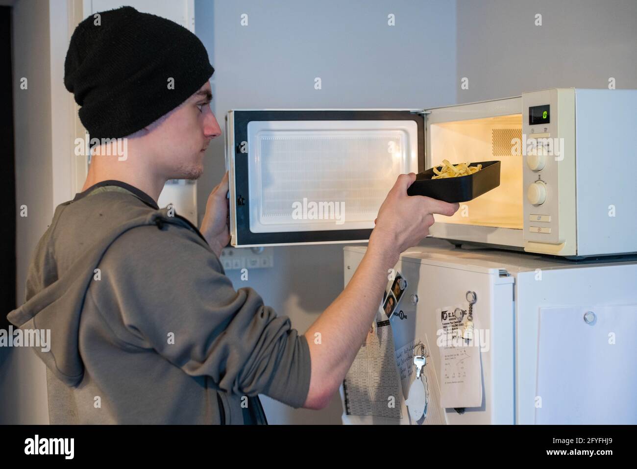 Using microwave oven hi-res stock photography and images - Alamy