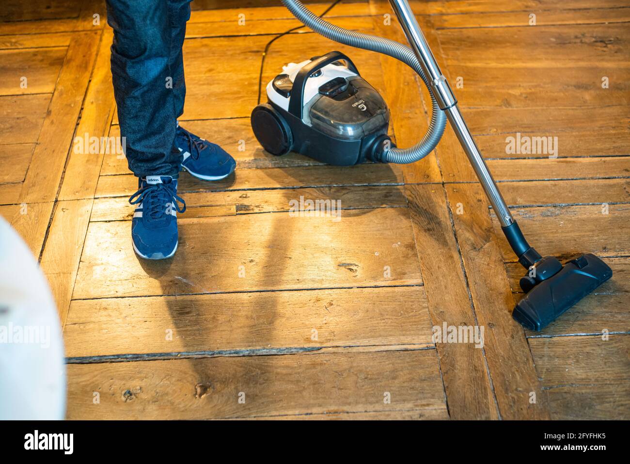 Man vacuuming hi-res stock photography and images - Alamy