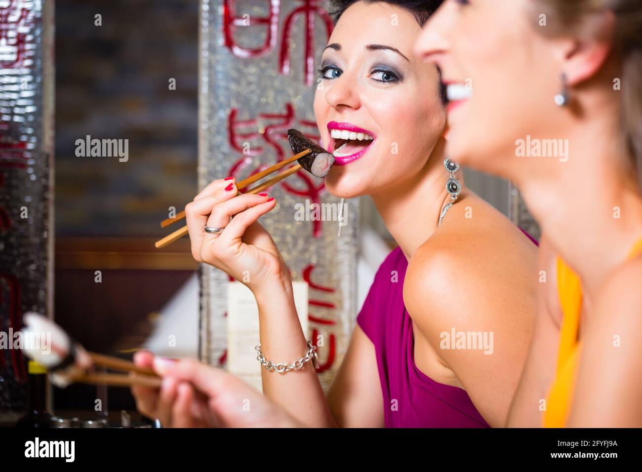Friends eating sushi hi-res stock photography and images - Alamy