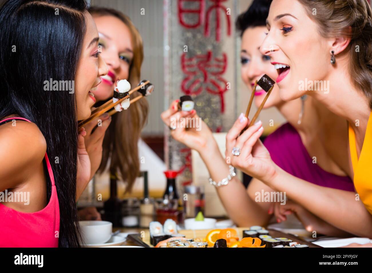 Friends eating sushi hi-res stock photography and images - Alamy