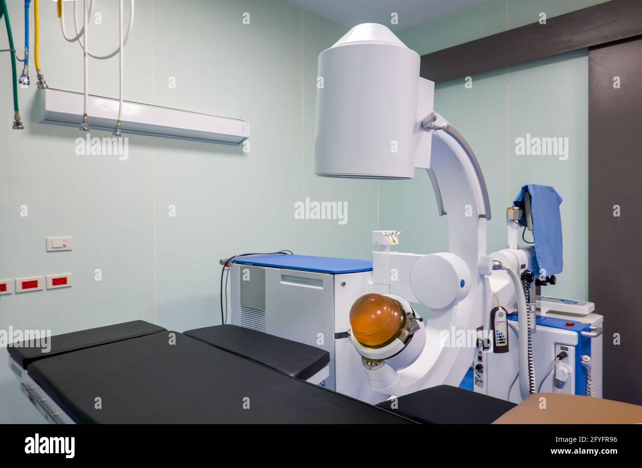mri scanner in hospital Stock Photo - Alamy