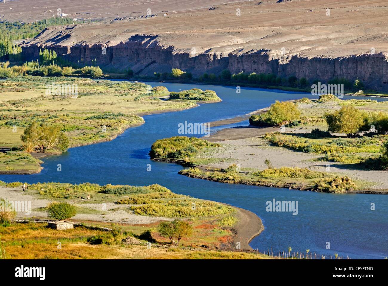 Beautiful Indus river flowing through Ladakh, Jammu and Kashmir, India ...