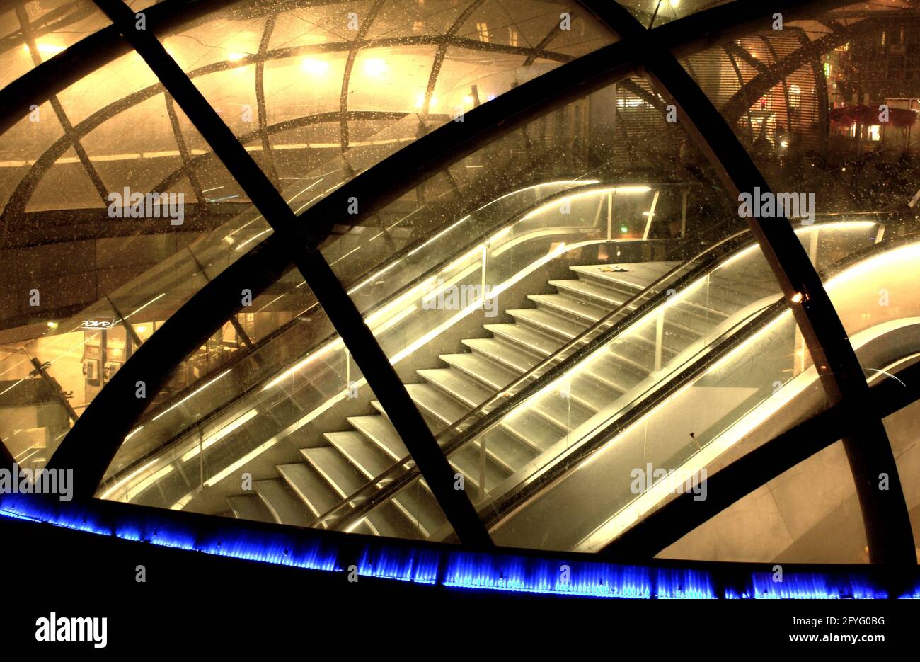 FRANCE. PARIS (75) METRO, STATION DE LA GARE SAINT-LAZARE, LIGNE 12 ...