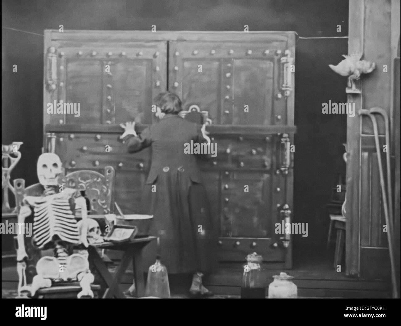 Vintage horror movie film poster the mummy hi-res stock photography and ...