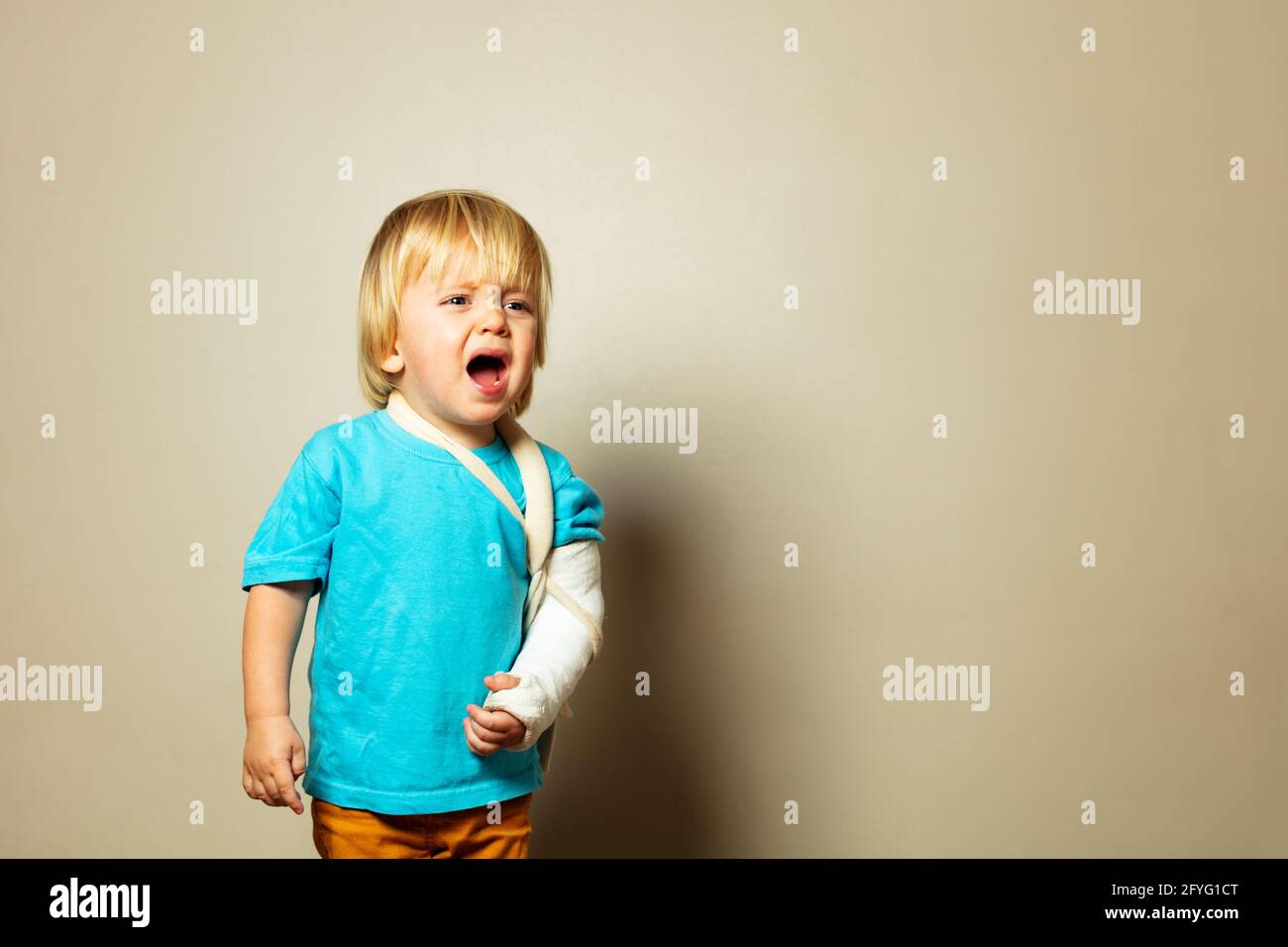 Screaming boy with broken hand in plaster cry Stock Photo - Alamy