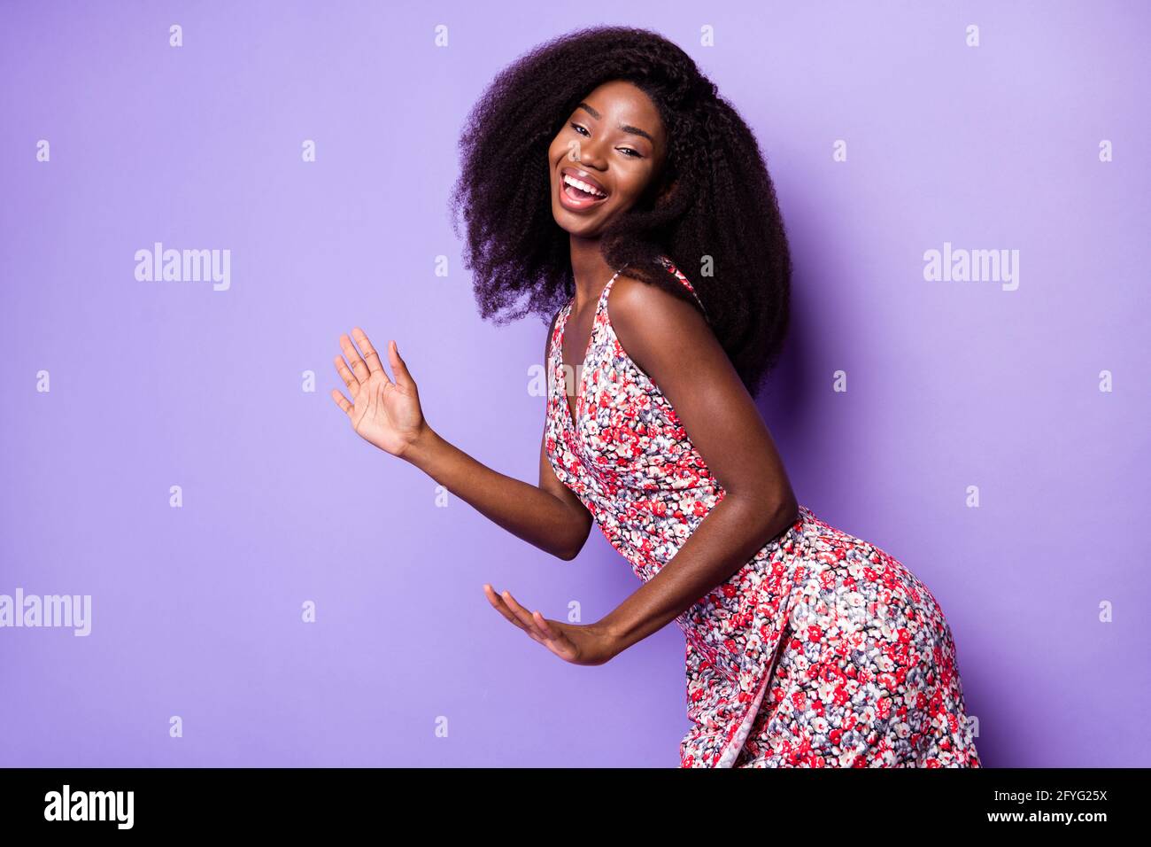 Photo portrait of cheerful girl laughing happy wearing dress dancing at ...