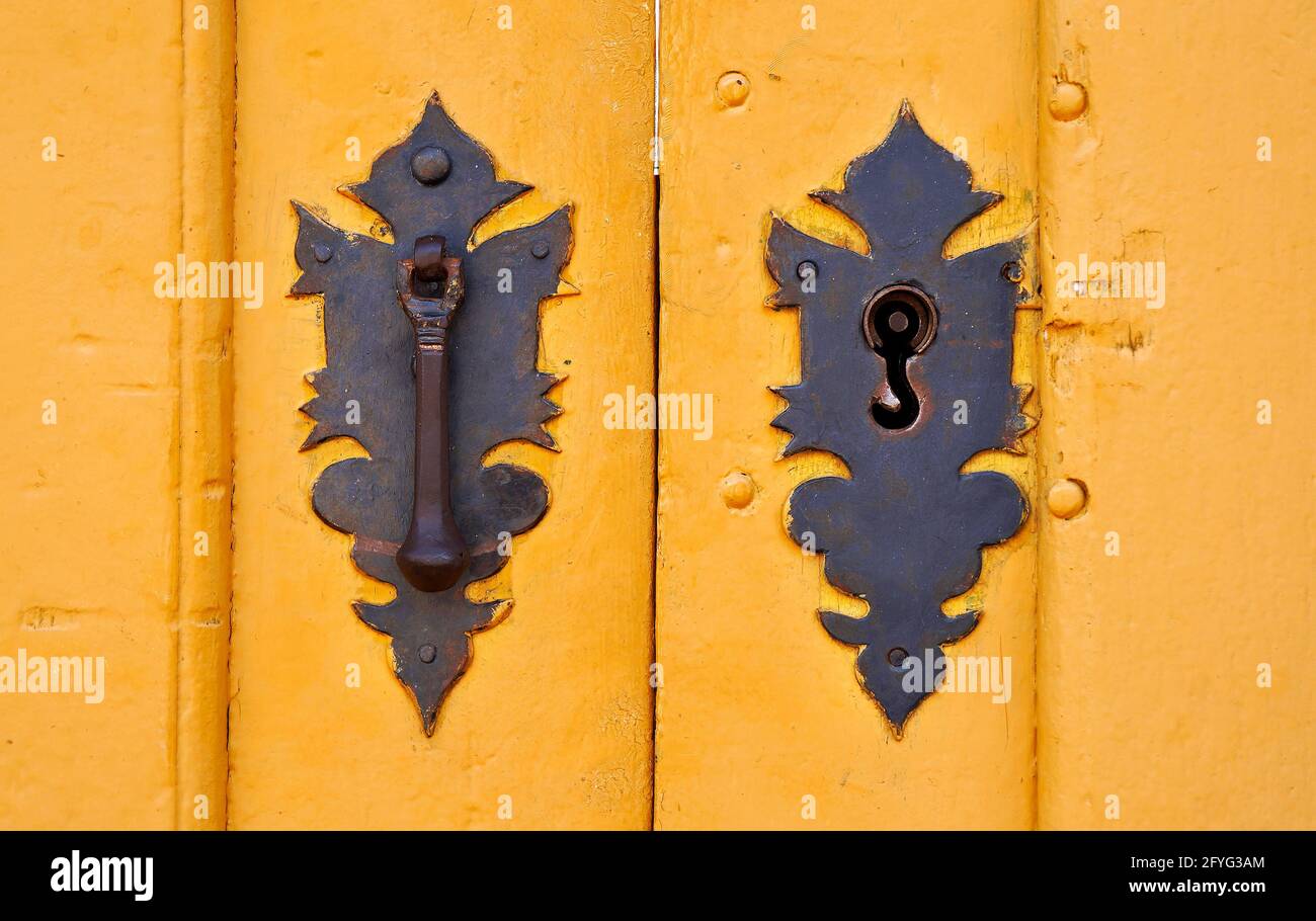 Antique yellow door hi-res stock photography and images - Alamy