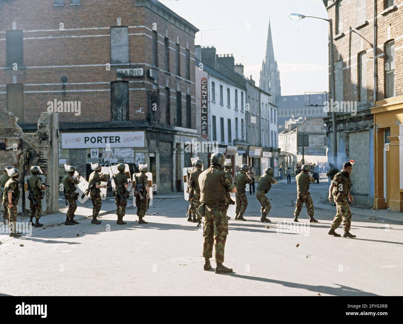 Northern ireland troubles riot 1970s hi-res stock photography and ...