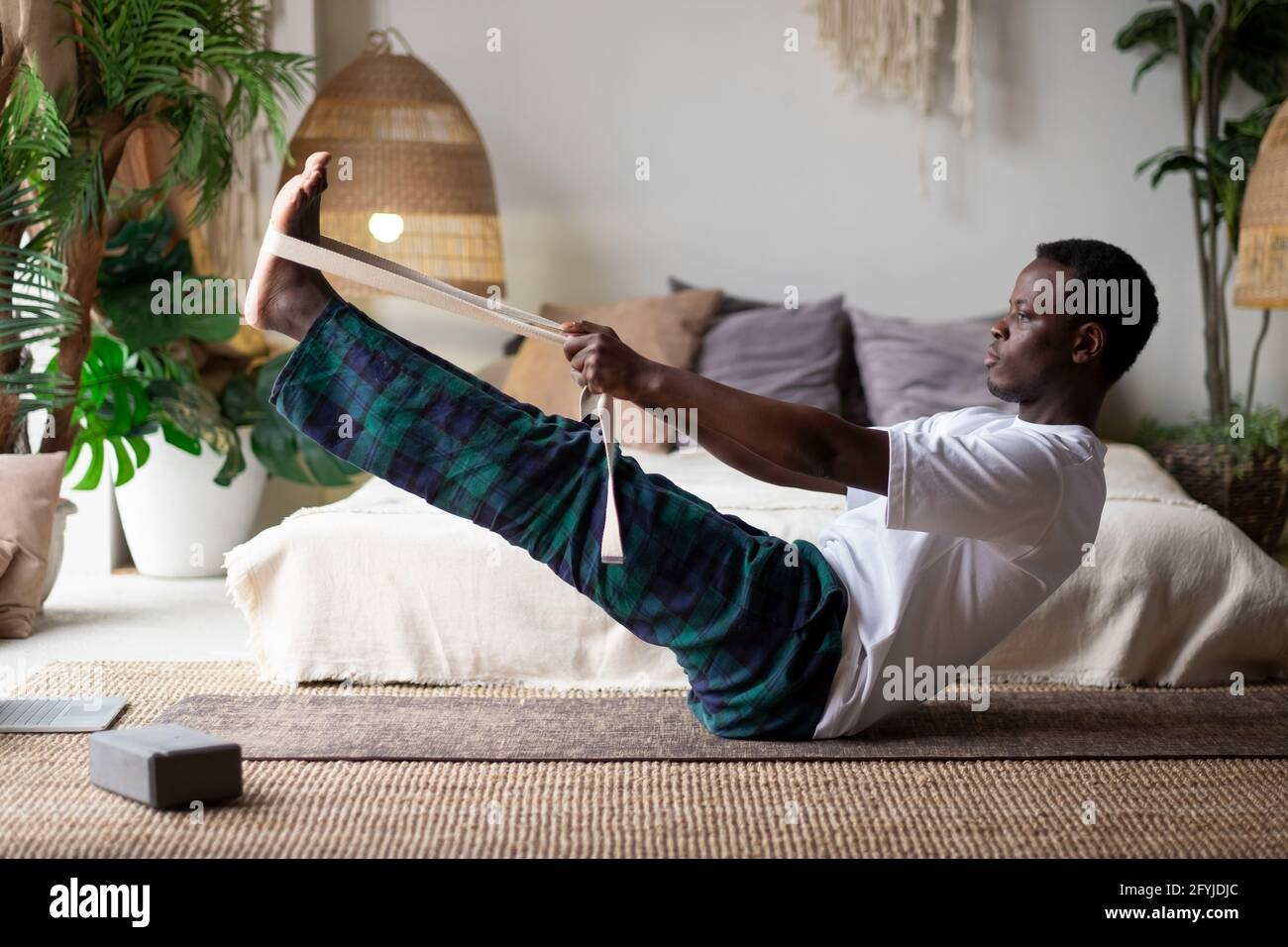 Yoga boat pose paripurna navasana hi-res stock photography and images ...