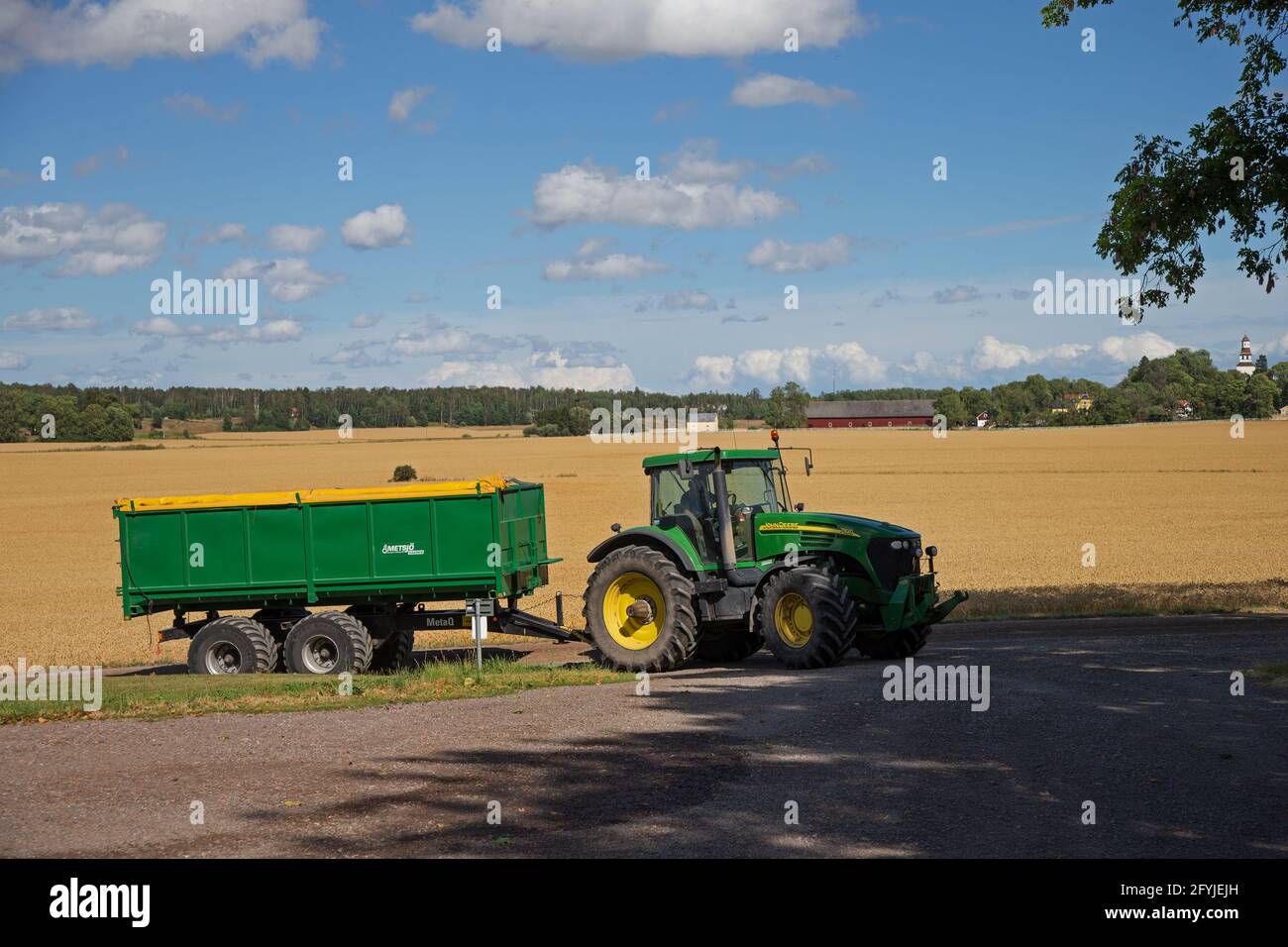 John deere tractor wagon in hi-res stock photography and images - Alamy