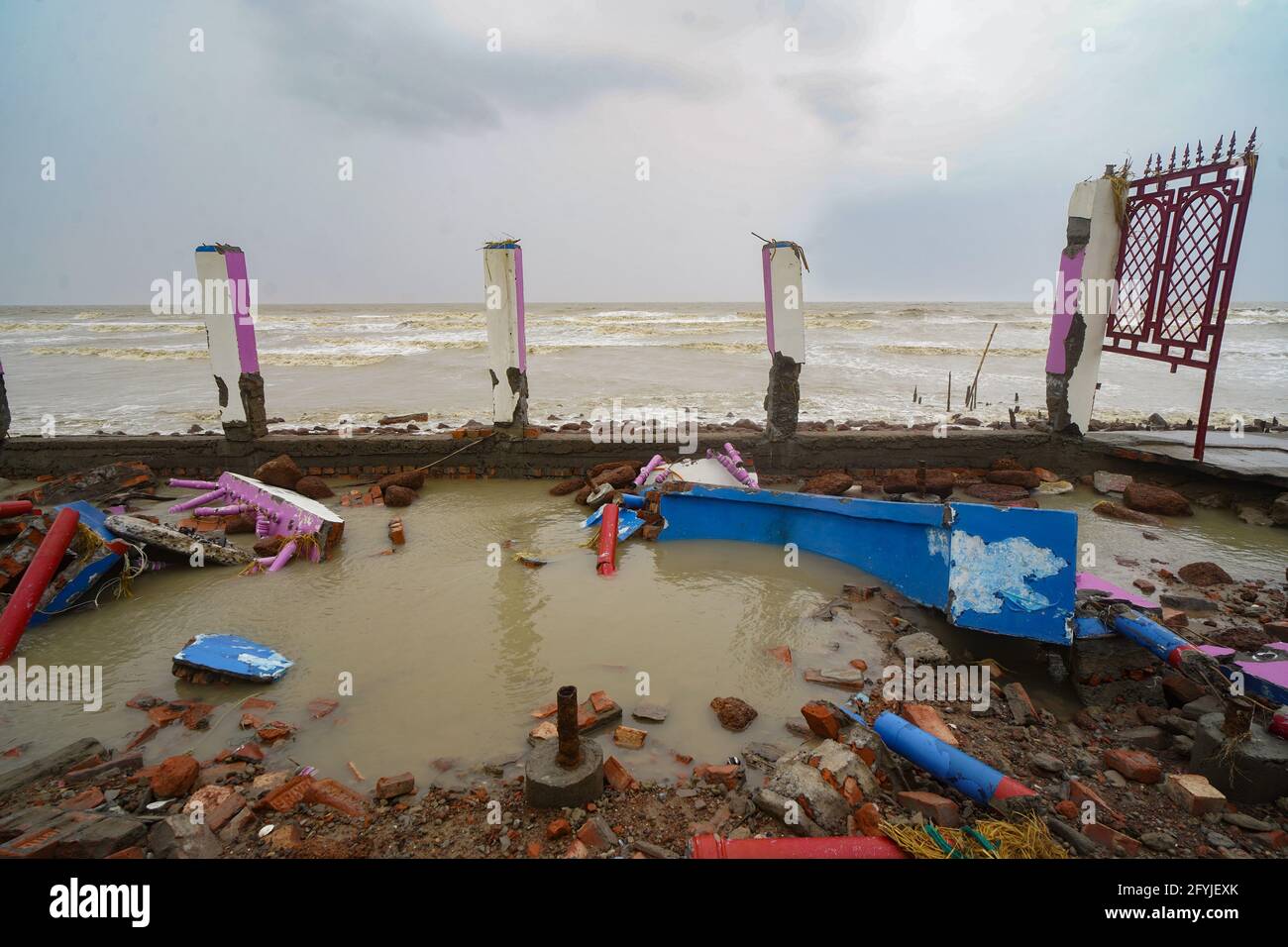 India cyclone damage hi-res stock photography and images - Alamy