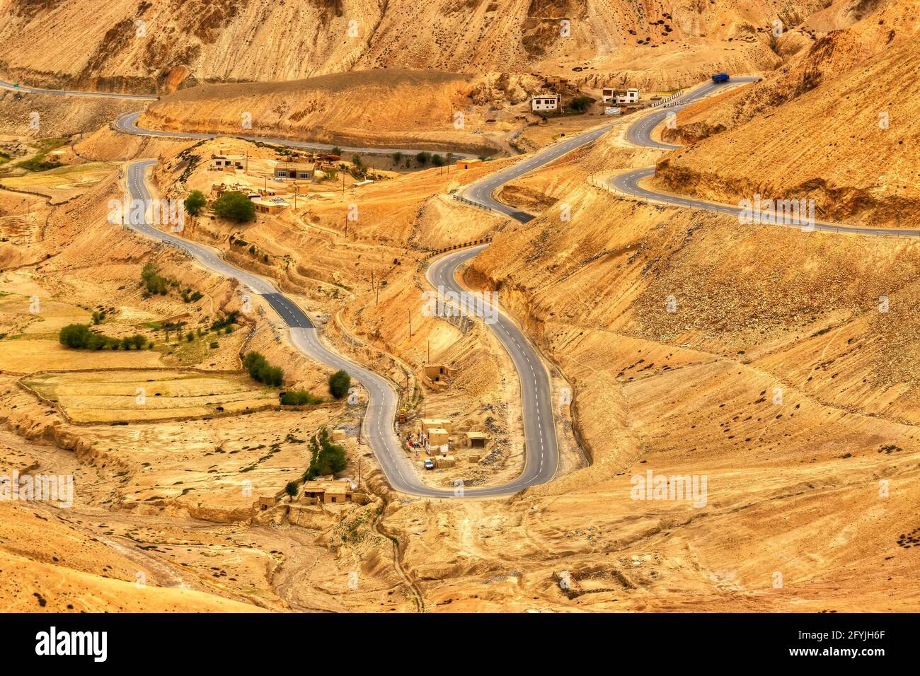 Jilabi road hi-res stock photography and images - Alamy