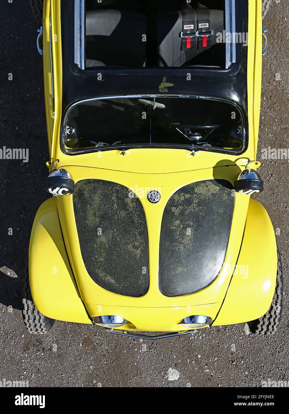 Yellow vw hi-res stock photography and images - Alamy