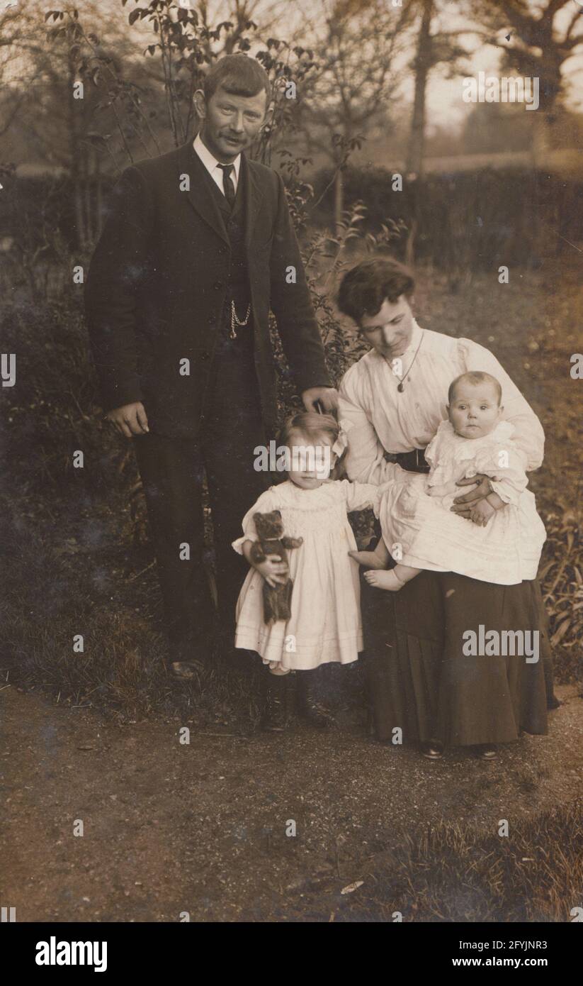 Mother father kids vintage hi-res stock photography and images - Alamy