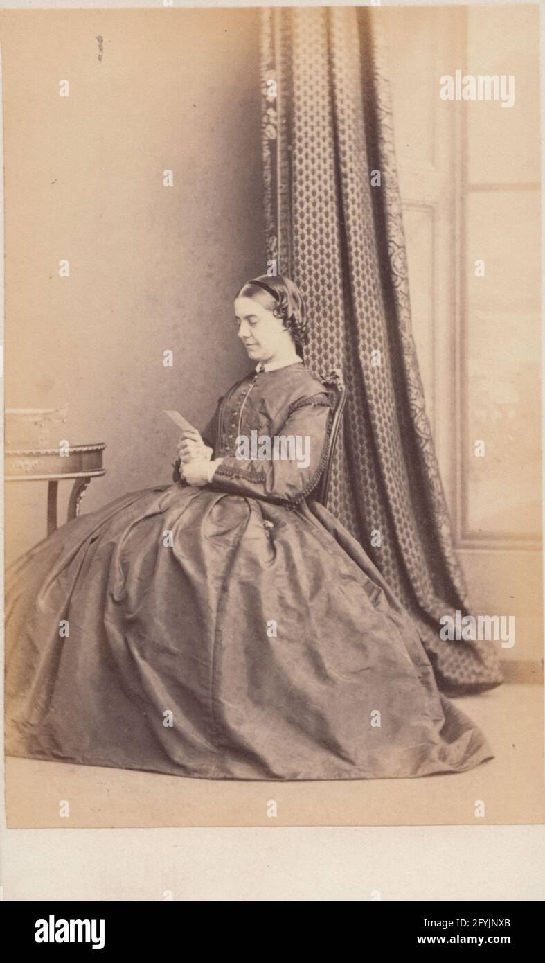Victorian woman reading hi-res stock photography and images - Alamy