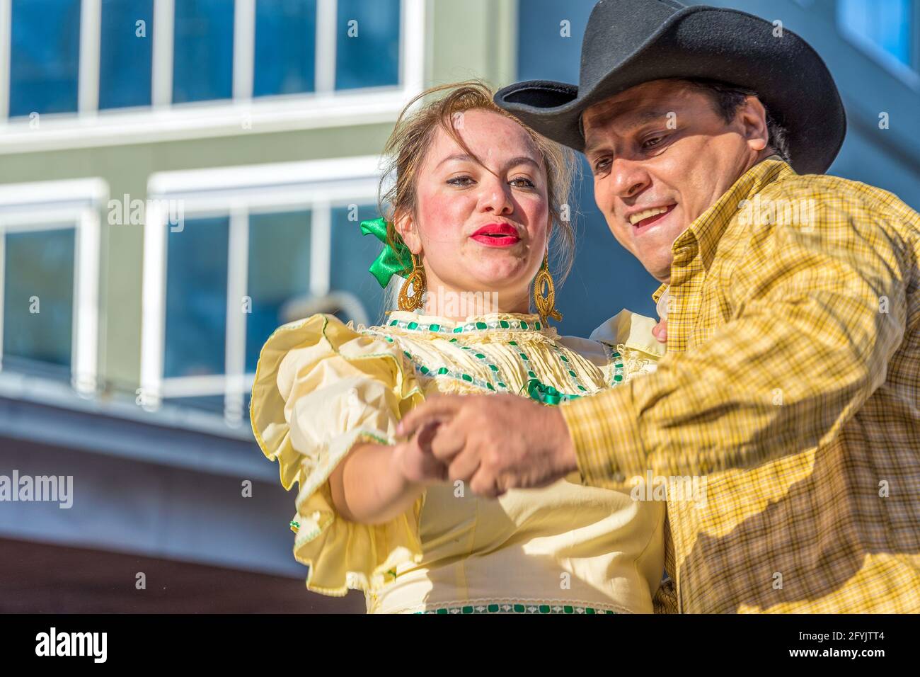 Couple dancing town square hi-res stock photography and images - Alamy