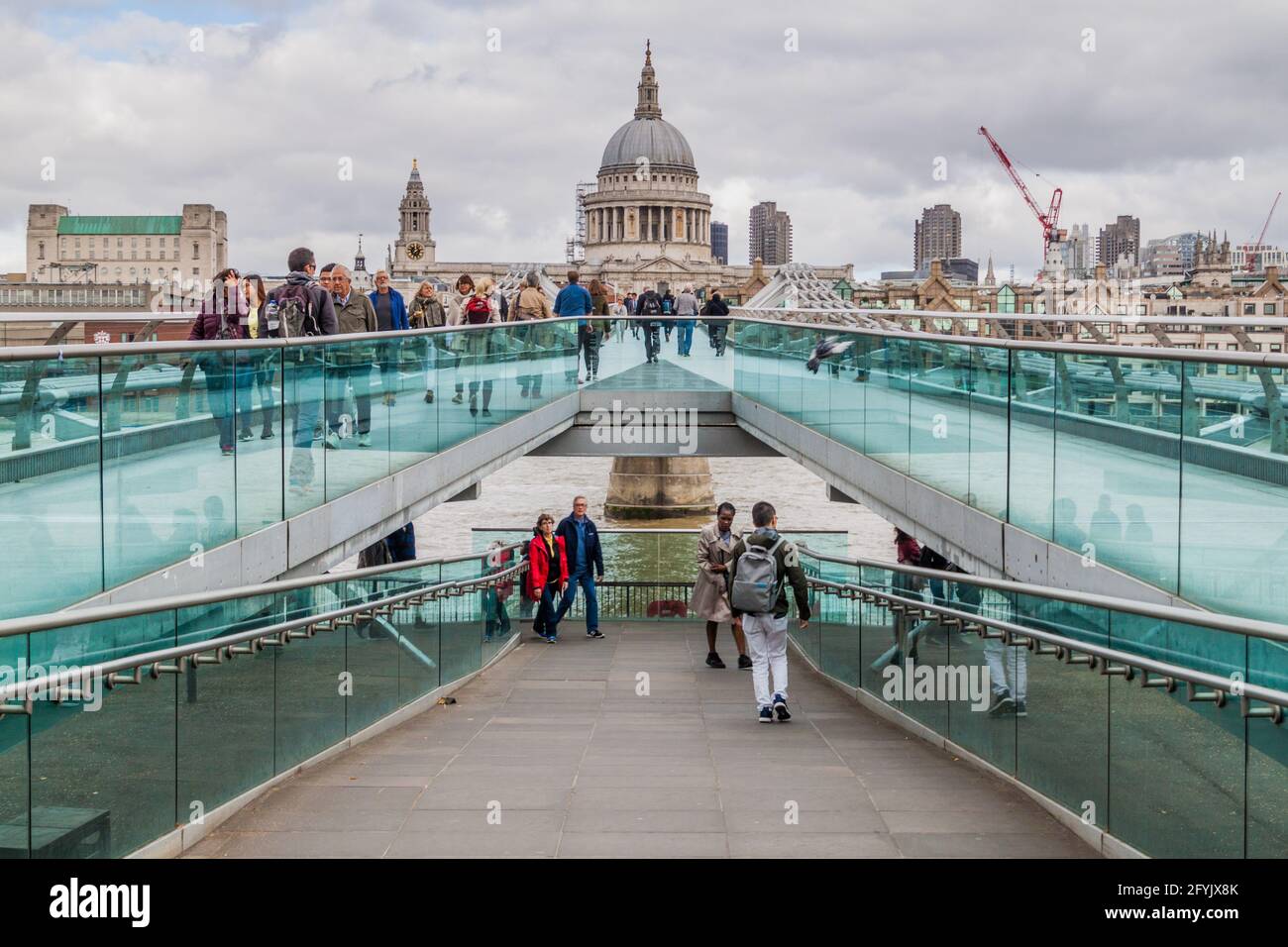 London millenium bridge october hi-res stock photography and images - Alamy