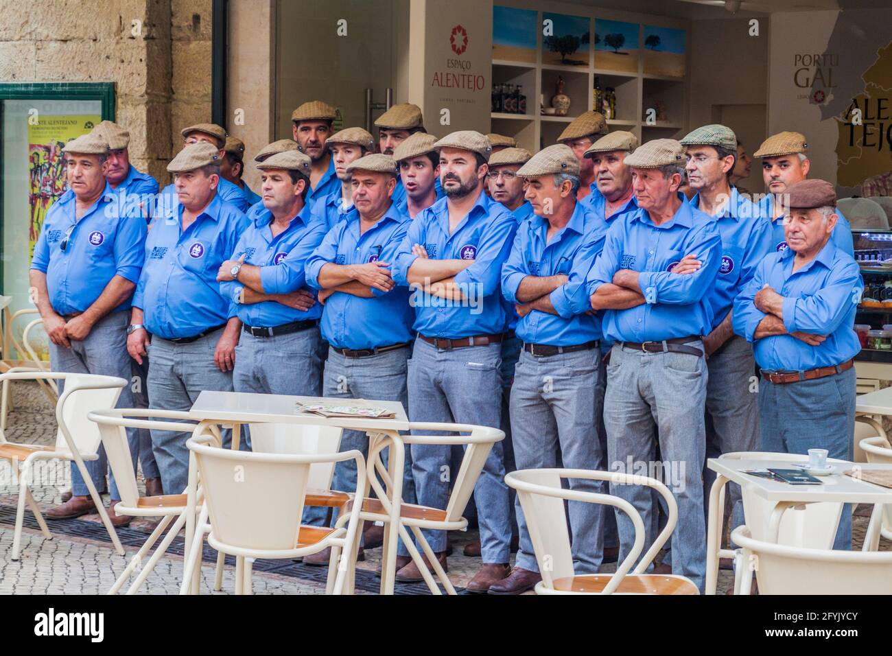 Group of traditional singers people hi-res stock photography and images ...