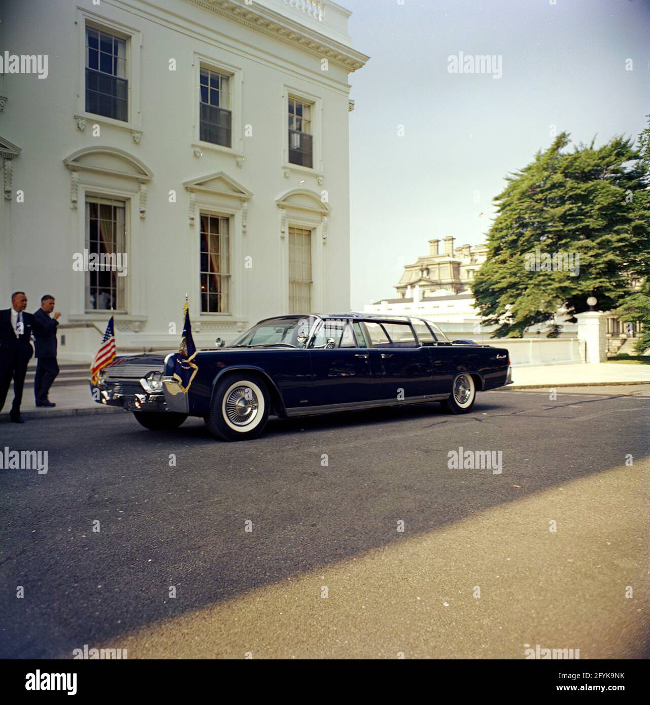 Arrival of the new Presidential limousine (Lincoln-Mercury Continental ...