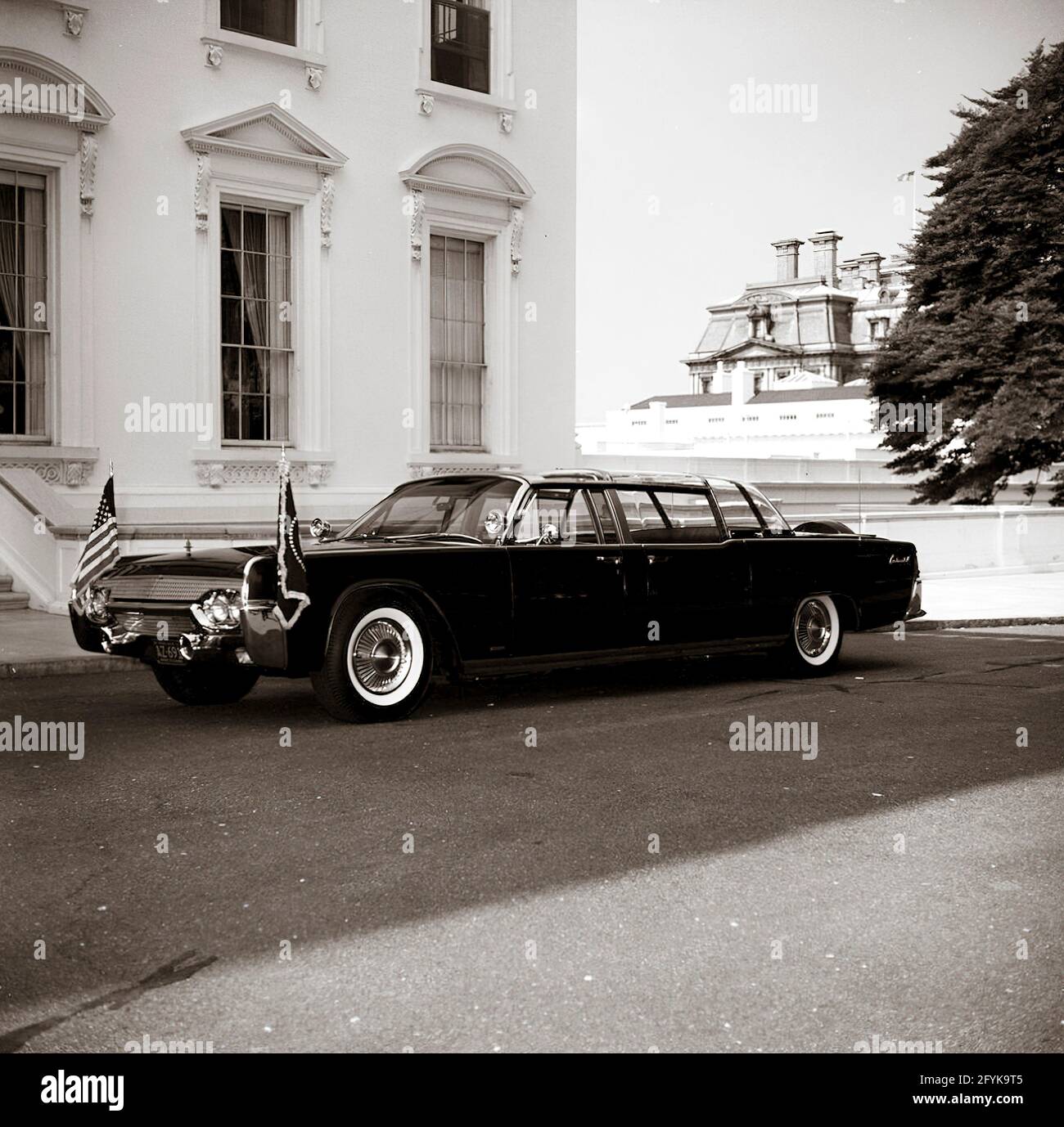 Arrival of the new Presidential limousine (Lincoln-Mercury Continental ...