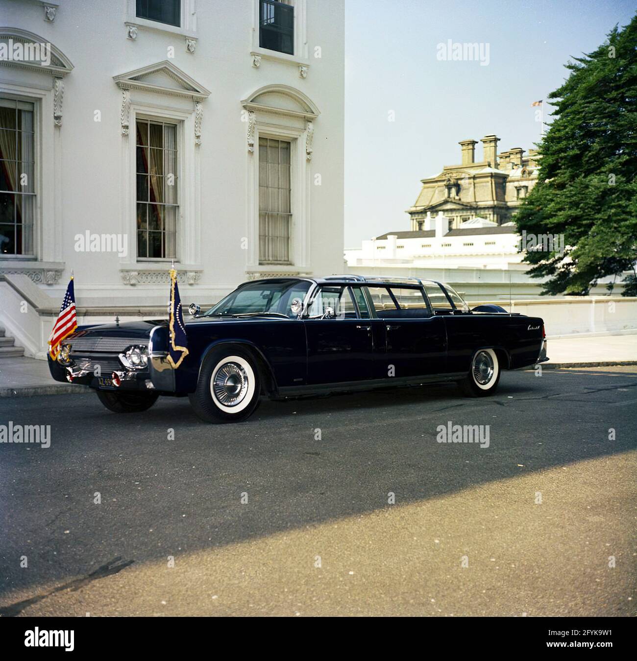 Arrival of the new Presidential limousine (Lincoln-Mercury Continental ...