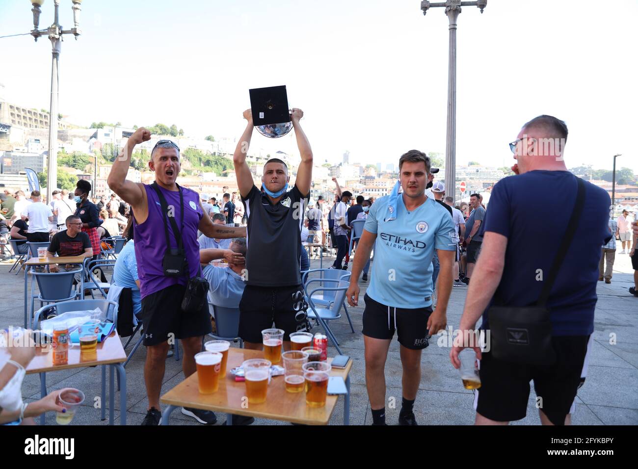 Chelsea fans beer hi-res stock photography and images - Alamy