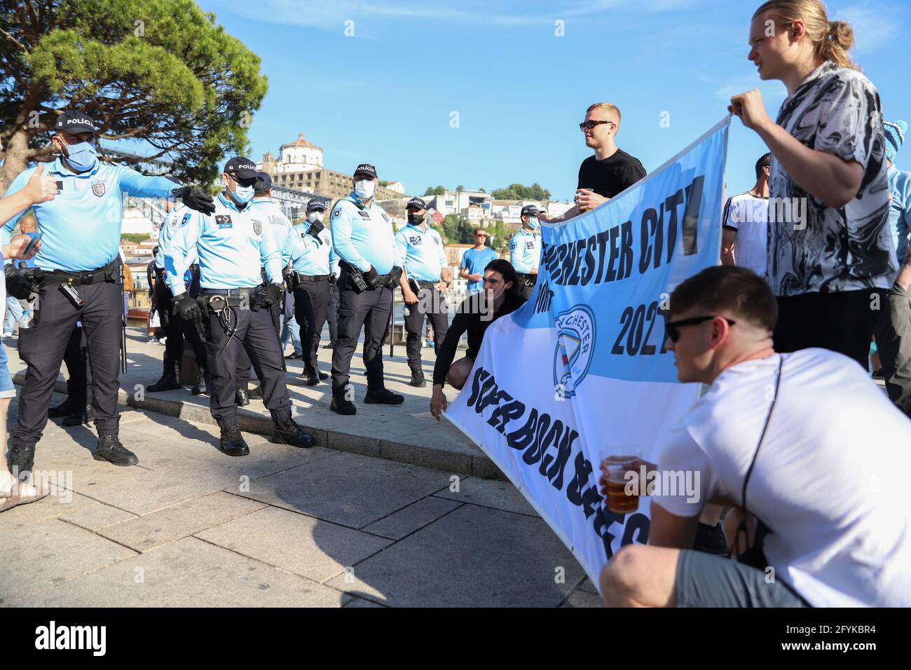 Chelsea fans beer hi-res stock photography and images - Alamy