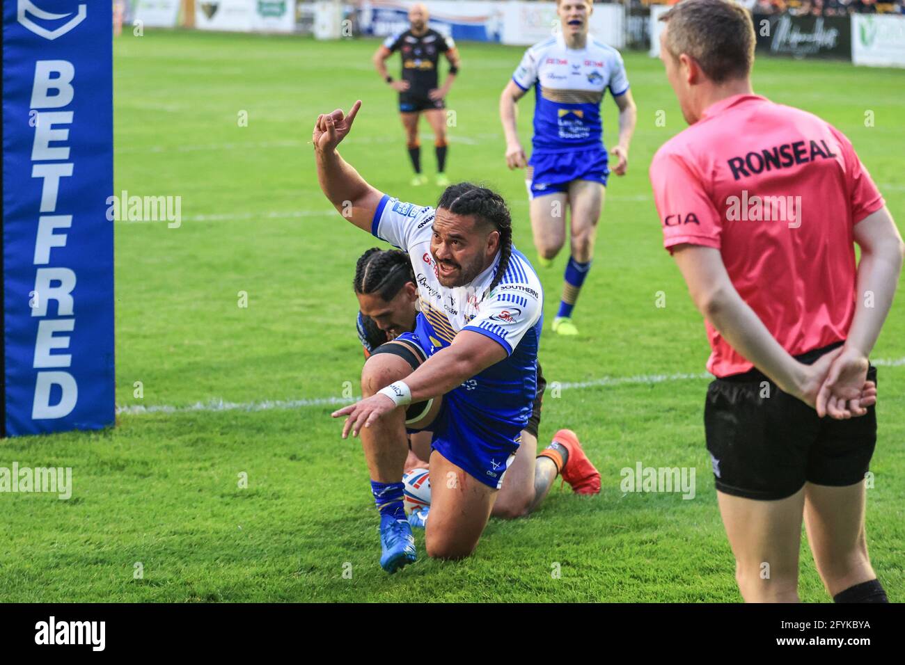 Konrad Hurrell (4) of Leeds Rhinos celebrates his try Stock Photo - Alamy