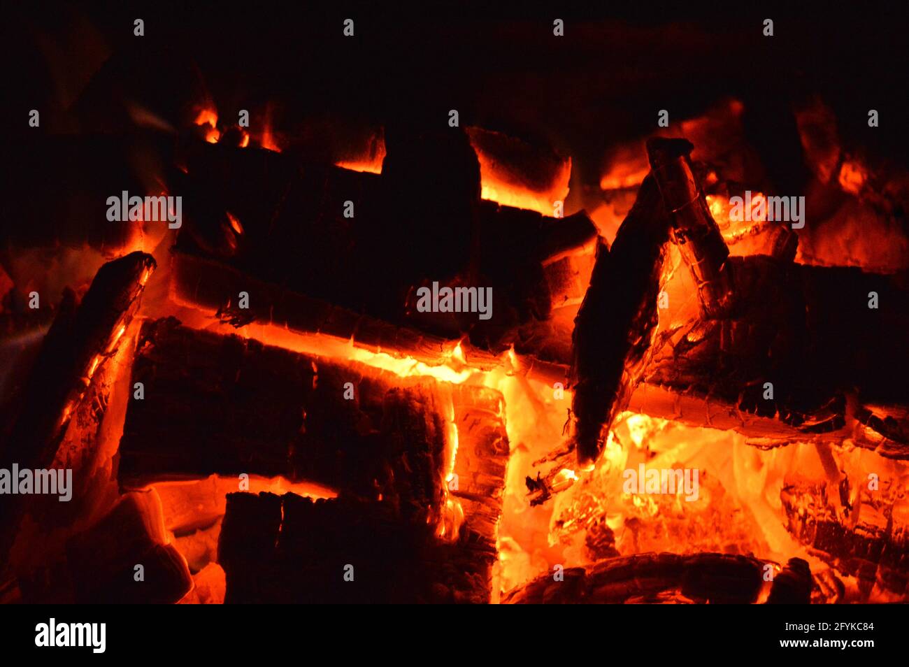 Hot coals and flames in burning campfire, wood burning Stock Photo - Alamy