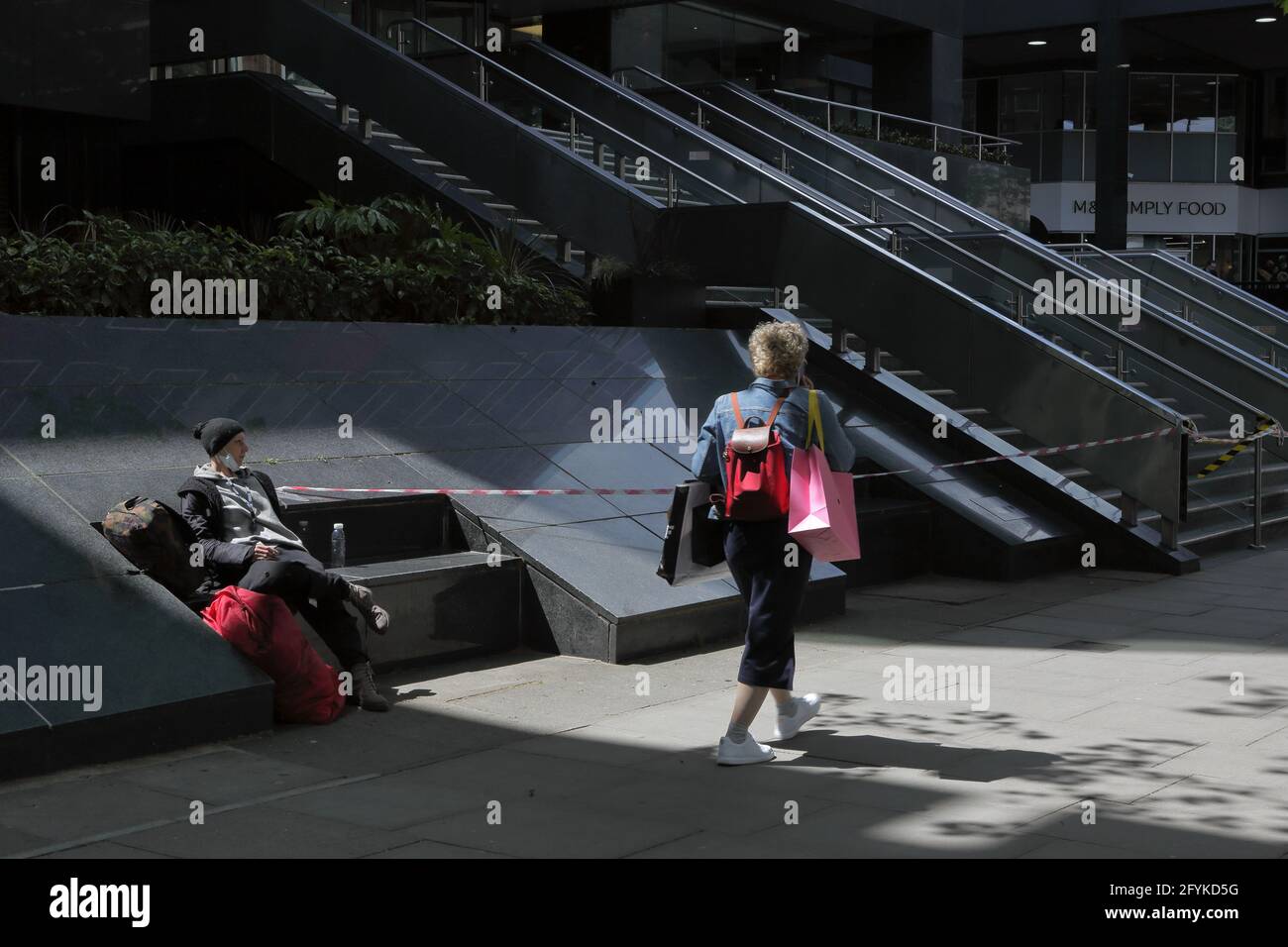London (UK): A homeless woman with backpack and sleeping bag sits in a ...