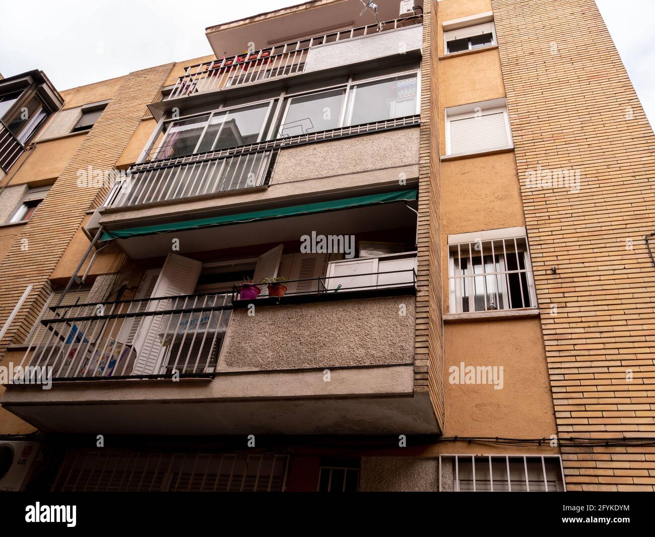 POOR NEIGHBORHOOD STREET WITH CLOTHES AND GARBAGE Stock Photo - Alamy