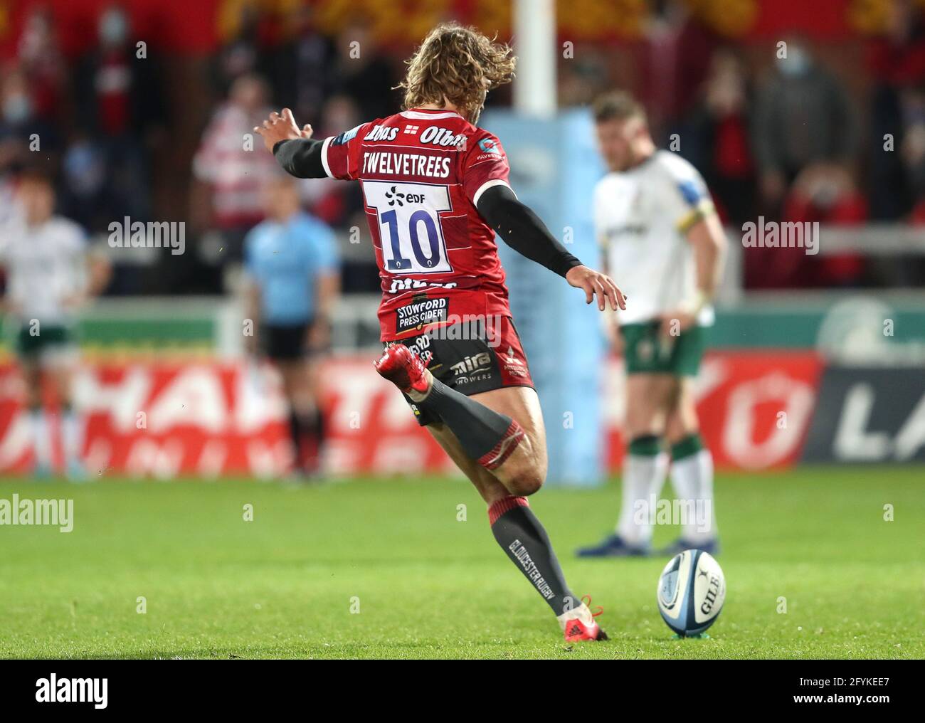 Gloucester's Billy Twelvetrees scores his side's winning penalty kick ...
