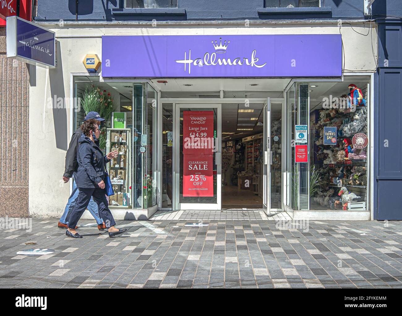 Shoppers Pass By Hallmark Card Store On Bow St Stock Photo Alamy Shoppers Pass By Hallmark Card Store On Bow St Stock Photo Alamy