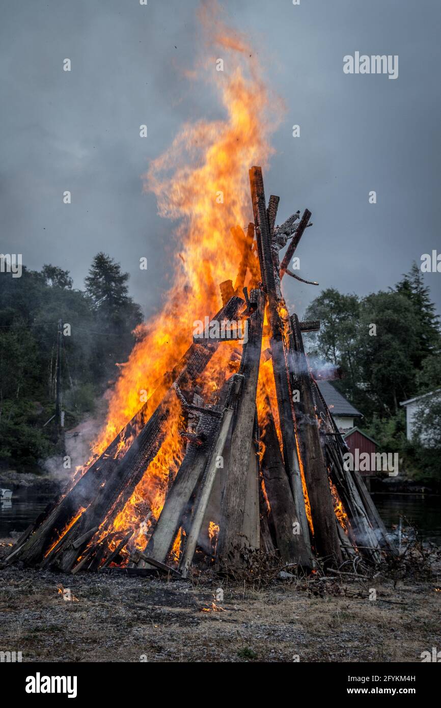 Beautiful background of bonfire flames Stock Photo - Alamy