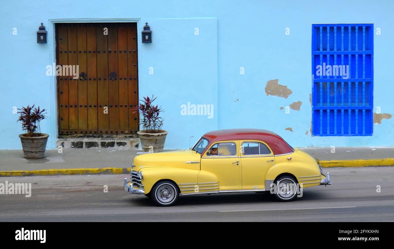 HAVANA, CUBA; OLD AMERICAN VEHICLES STILL ON THE STREETS; 1948 ...
