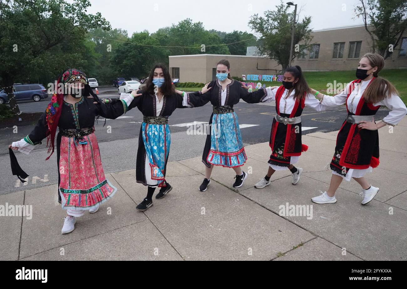 Greek line dance hi-res stock photography and images - Alamy