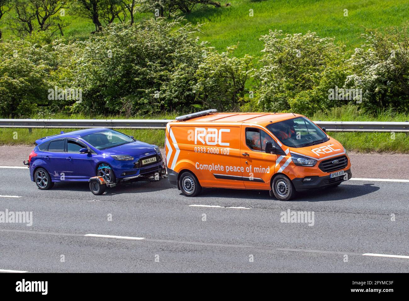 Family car breakdown motorway hi-res stock photography and images - Alamy