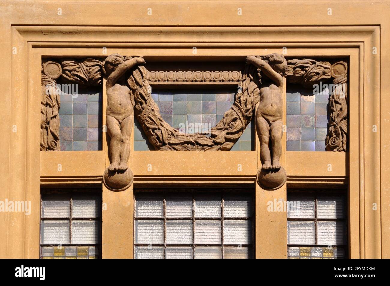 Chini hi-res stock photography and images - Alamy