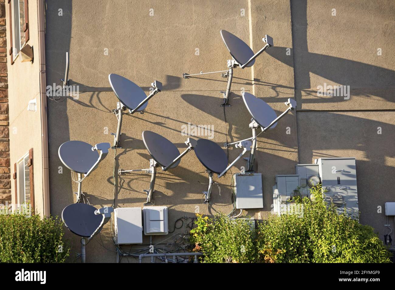 Dish shaped parabolic antenna hi-res stock photography and images - Alamy